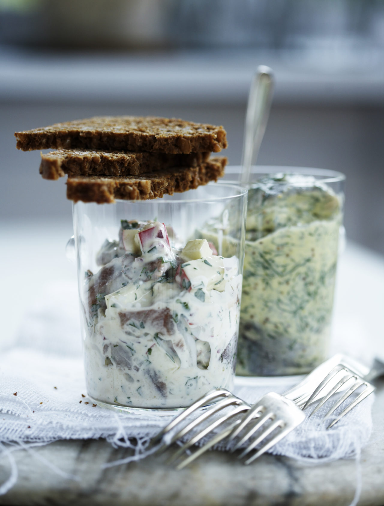 Sildesalat med æble og krydderurter - Lykkeberg