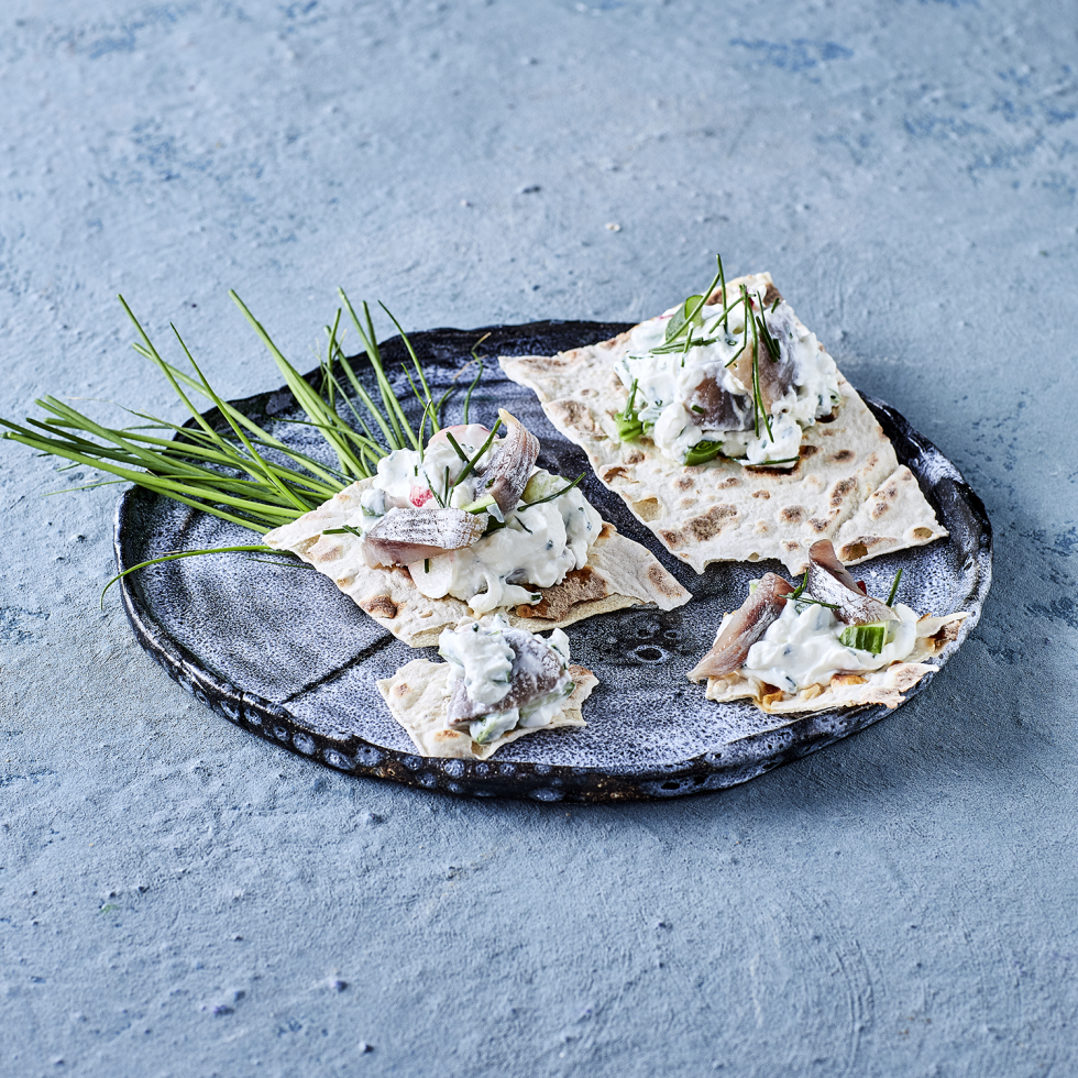 Sildesalat med agurk, radiser og sukkerærter - Lykkeberg