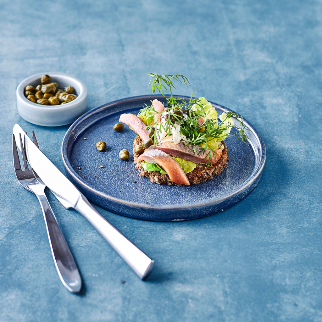 Lakserøgede sild med urter og rygeostcreme - Lykkeberg