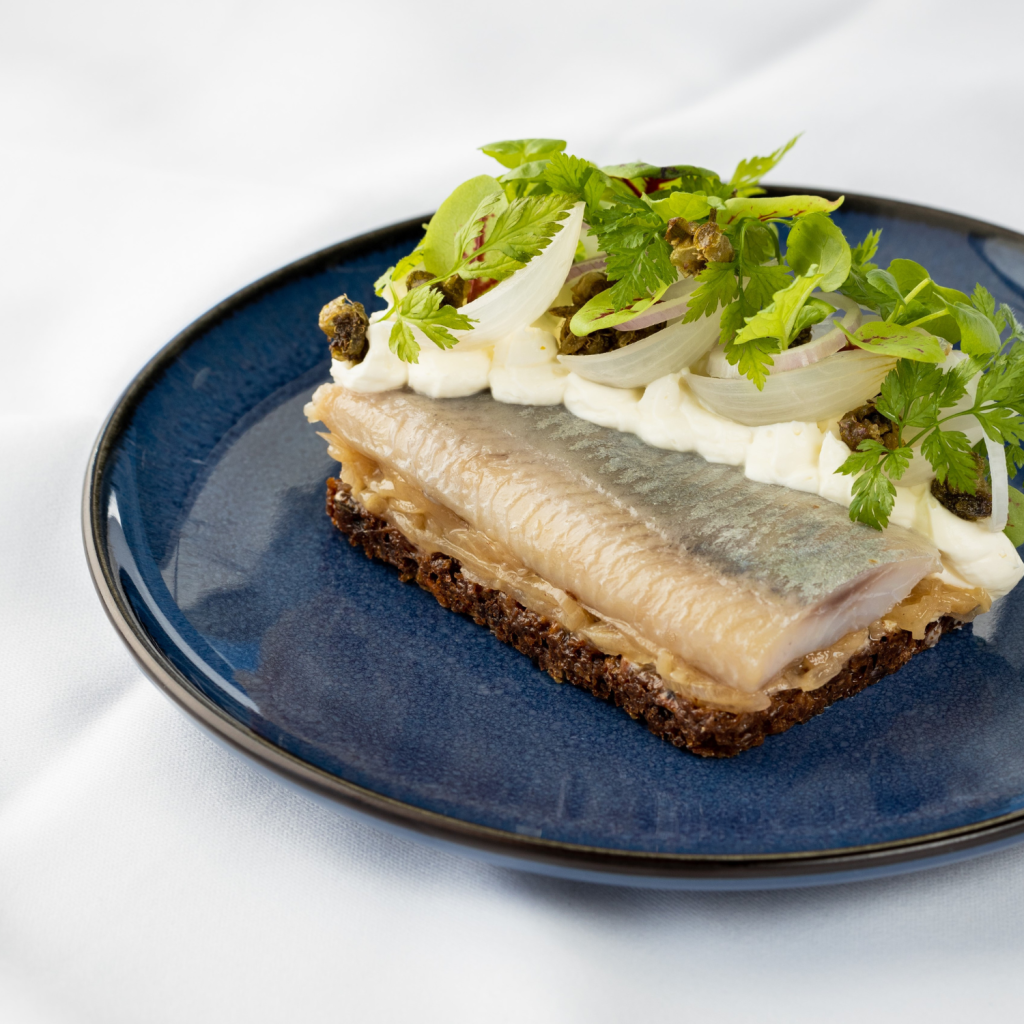 Årets Sild 2023 med løgkompot, cremefraiche med lime og chili ...
